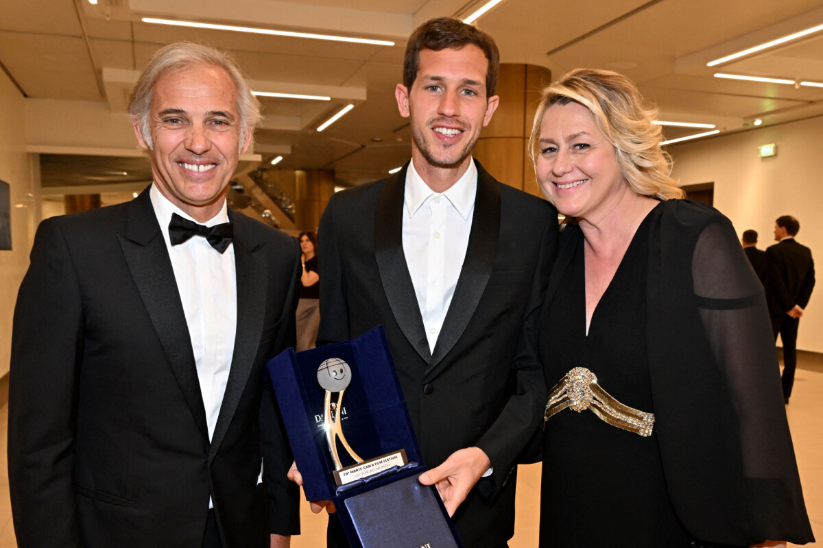 Photo : Victor Belmondo, qui a reçu un Espoir Award, entouré par ses ...