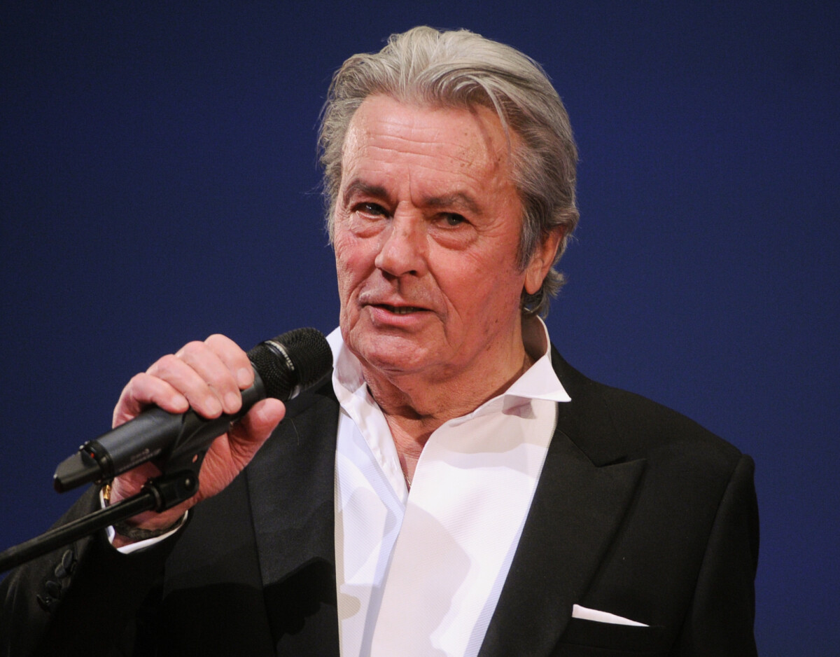Photo : Alain Delon a assiste a la premiere de la comedie lyrique ...