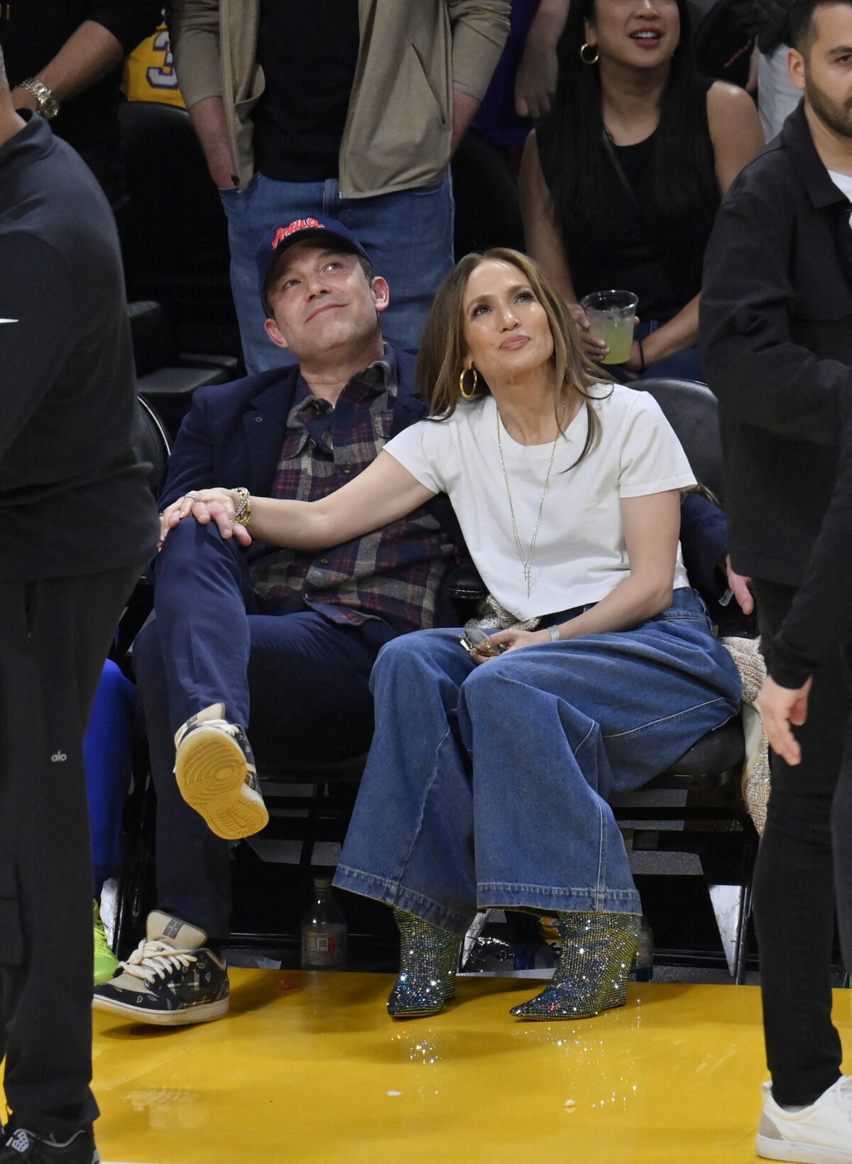 Photo : Jennifer Lopez et Ben Affleck sont assis à côté du terrain ...