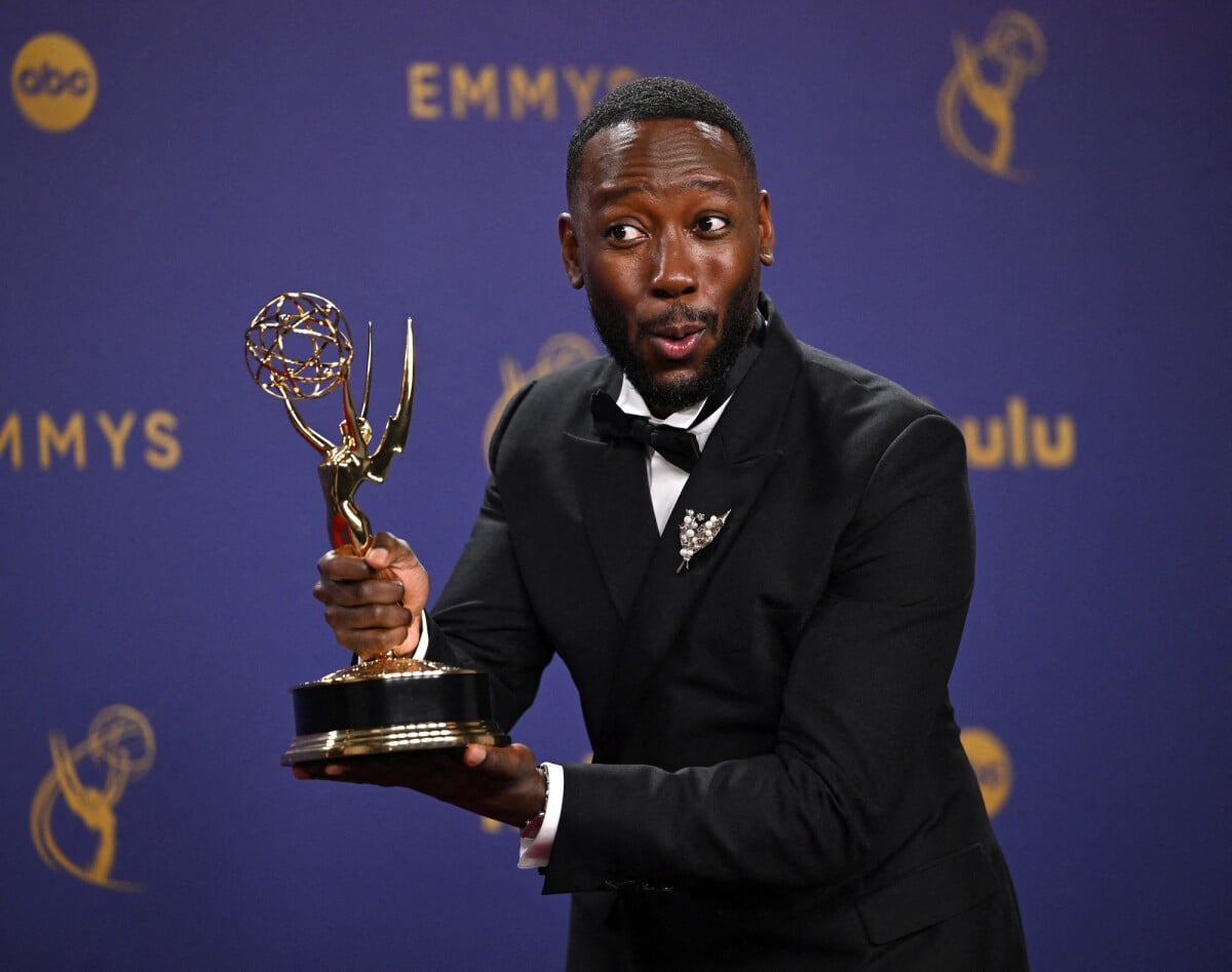 Photo : Lamorne Morris tient son Emmy pour le meilleur second rôle dans une série ou un film ...