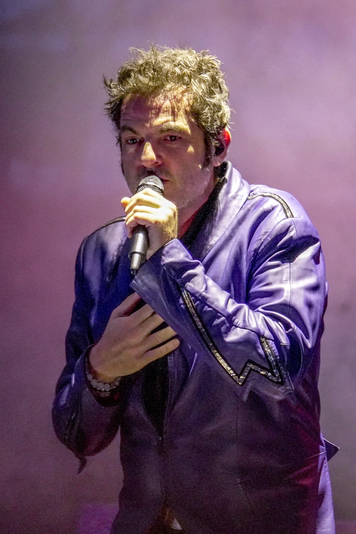 Photo : Le chanteur Matthieu Chedid, alias M, en concert sur la scène ...