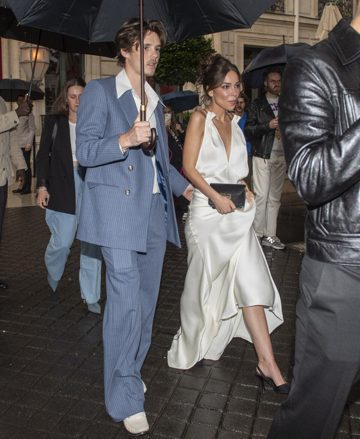 Photo : Sublime dans une robe satinée couleur crème, la jeune femme est ...