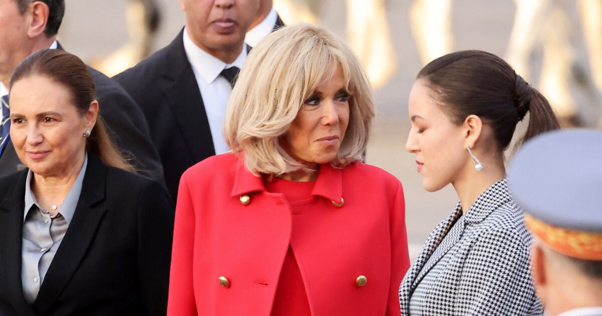 Au Maroc, Brigitte Macron fait parler avec son manteau cintré, Arielle ...