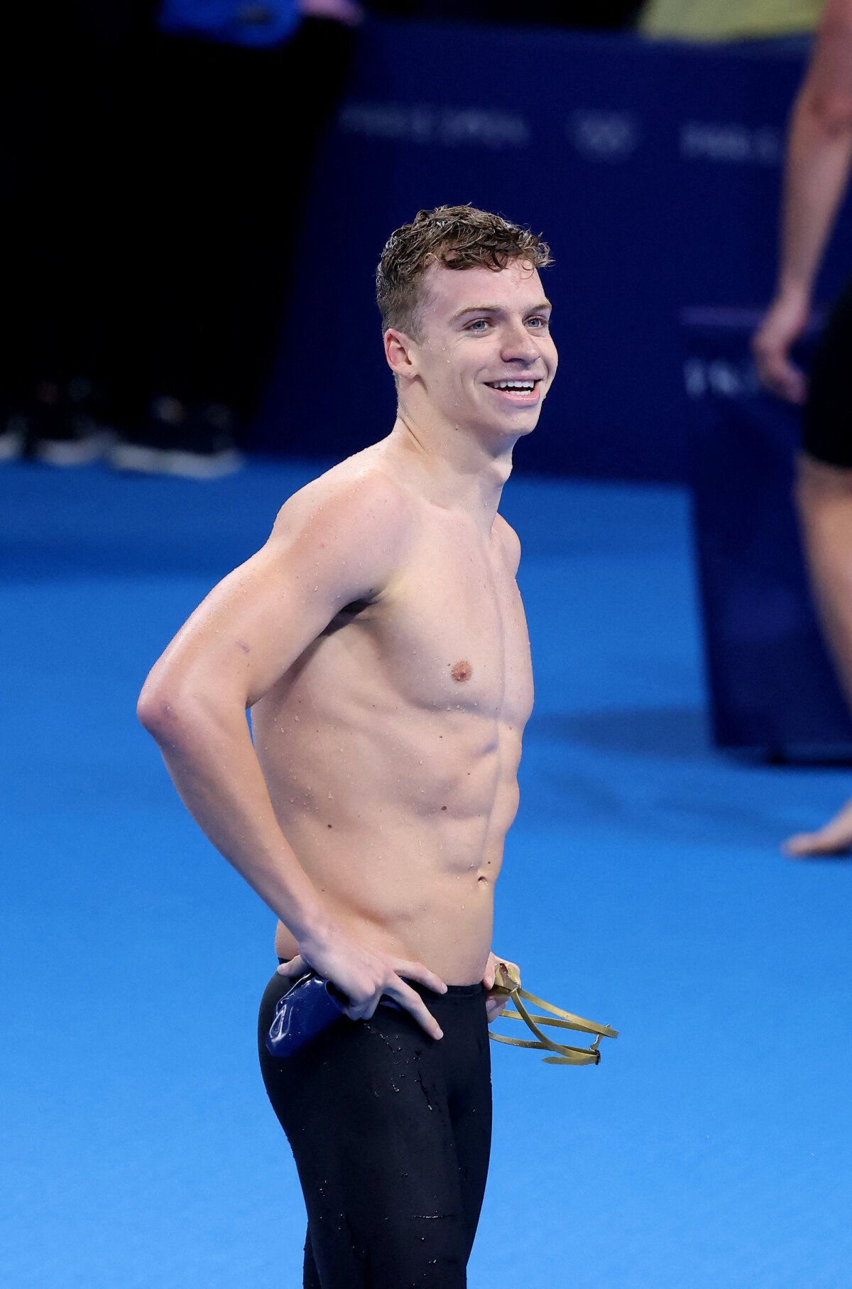 Photo : Léon Marchand s'incruste dans une soirée Léon Marchand devient ...