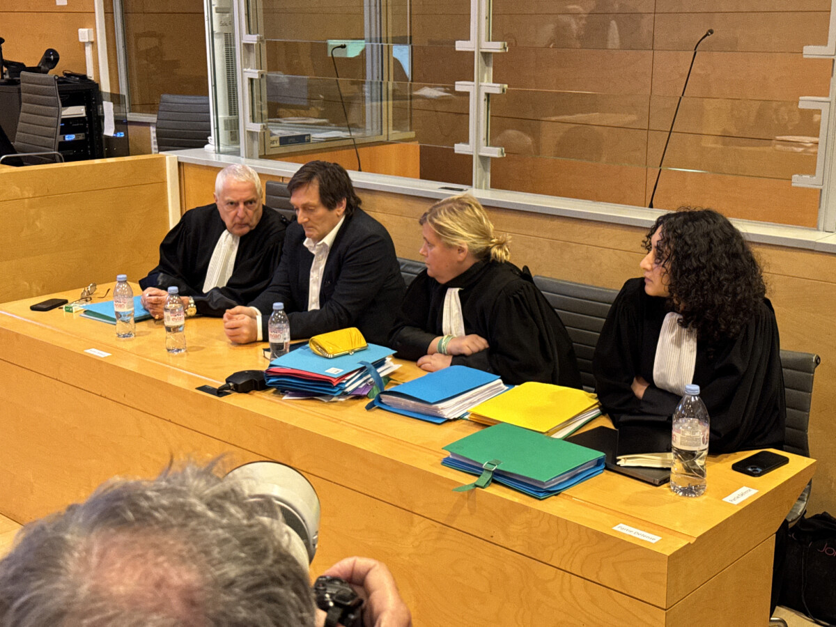 Photo : Avant de s'installer sur le banc des prévenus aux côtés de ses ...