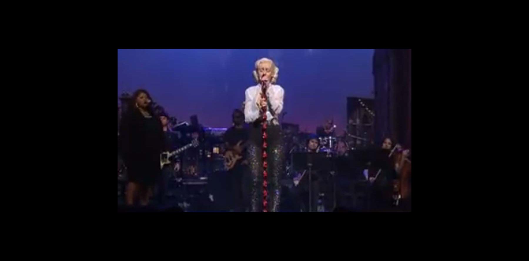 Christina Aguilera dévoile sa voix en or devant un Bradley Cooper ...