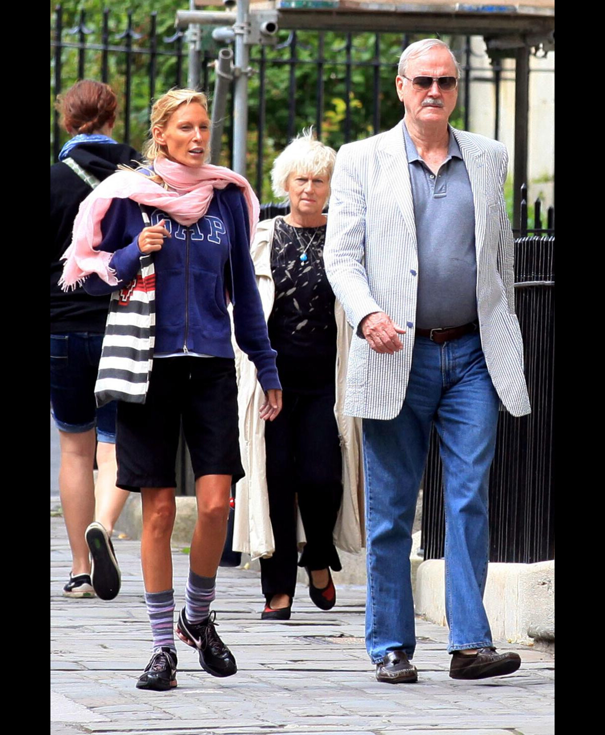 Photo : John Cleese et sa compagne Jennifer Wade dans les rues de Bath ...