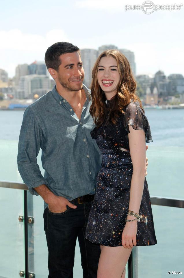 La jolie Anne Hathaway très courte, sous le regard coquin de Jake ...