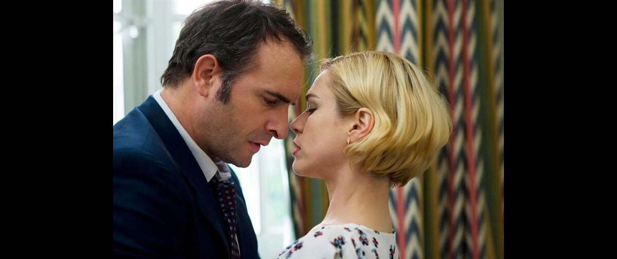 Photo : Jean Dujardin et Marie-Josée Croze dans Un balcon sur la mer ...