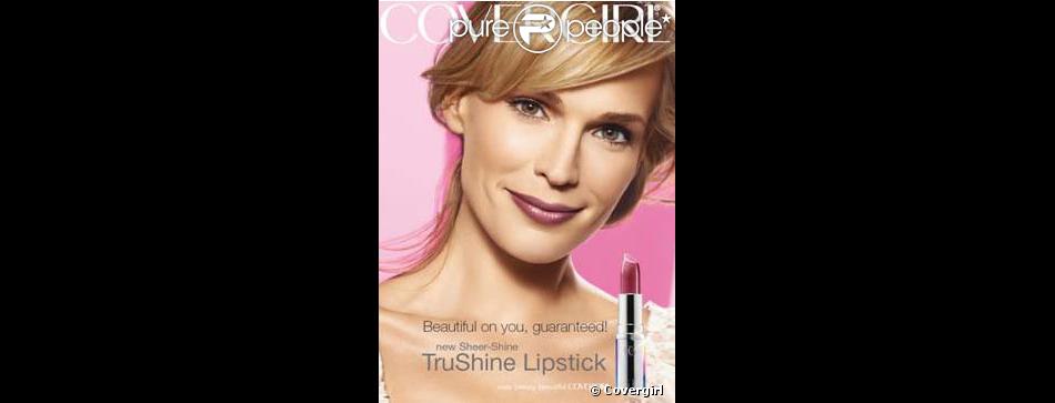 Molly Sims prend la pose pour Covergirl - Purepeople