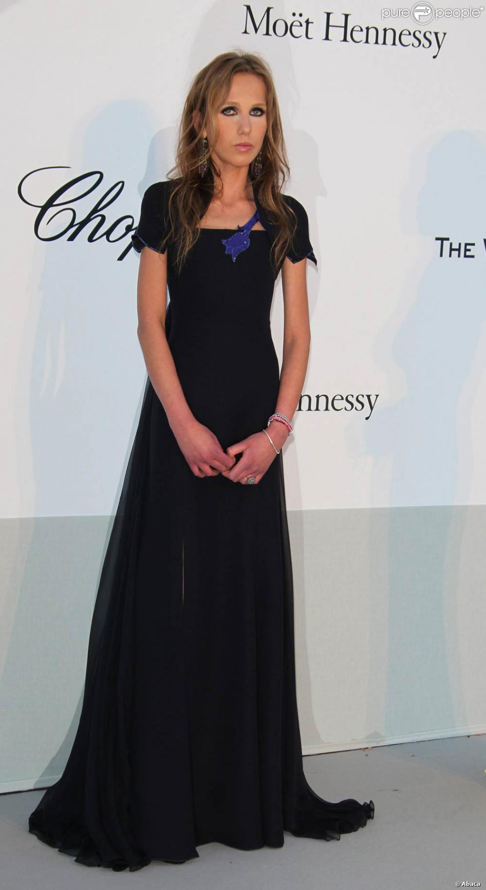 What's wrong with Donatella Versace's daughter? - Allegra Wiki