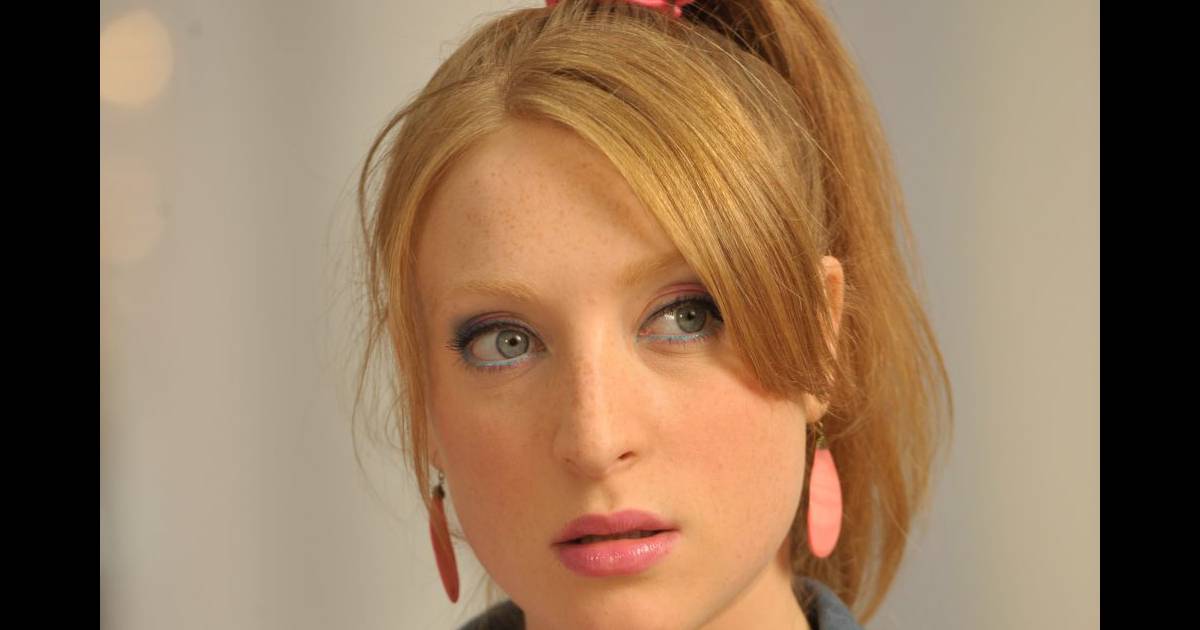 Stéphanie Tuche (Sarah Stern) est une vraie fan de Paris Hilton. Le ...