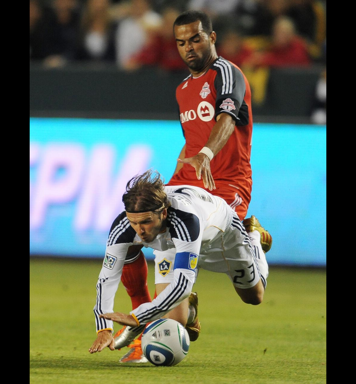 Photo : David Beckham chute durant le match L.A. Galaxy-Toronto FC le ...