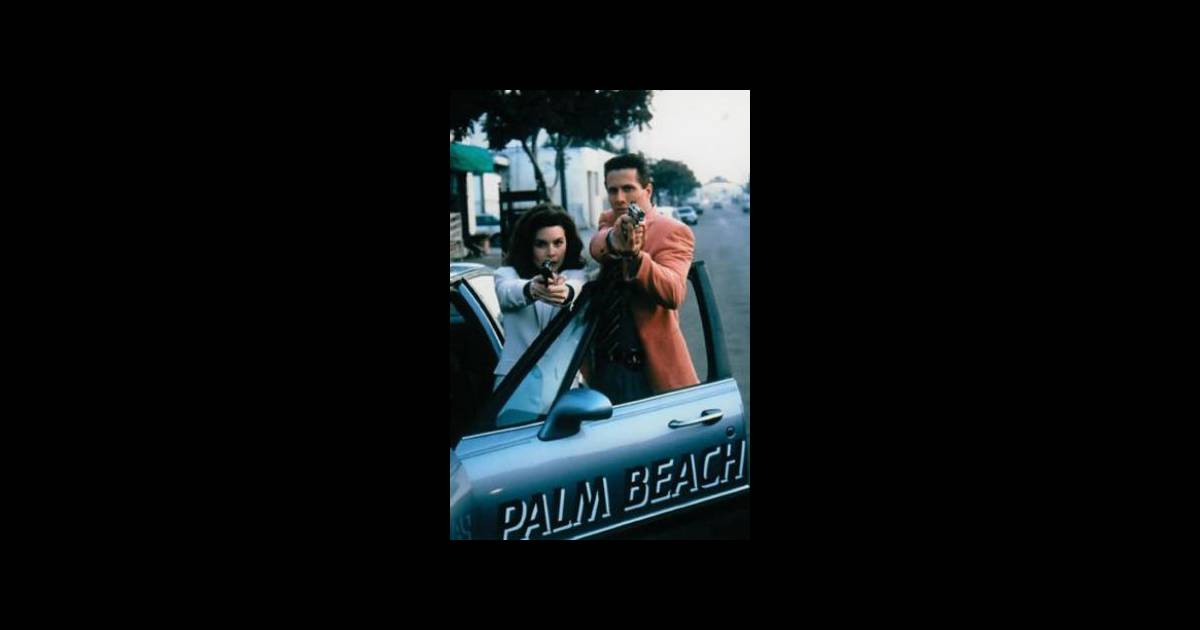 Rob Estes et Mitzi Kapture, armes à la main, dans les dessous de Palm ...