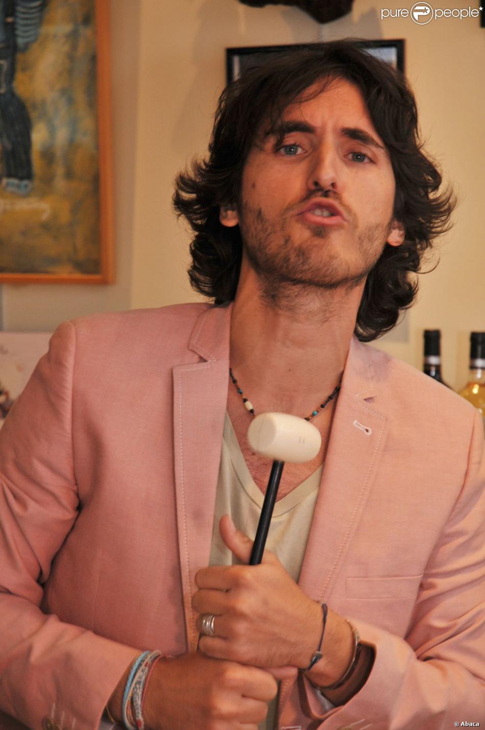 Mickaël Miro participe aux Vendanges du Coeur, à Ouveillan, dans l'Aude ...
