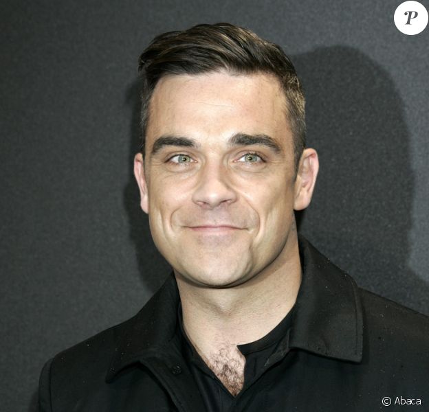 Robbie Williams, sobre et élégant, provoque la folie - Purepeople