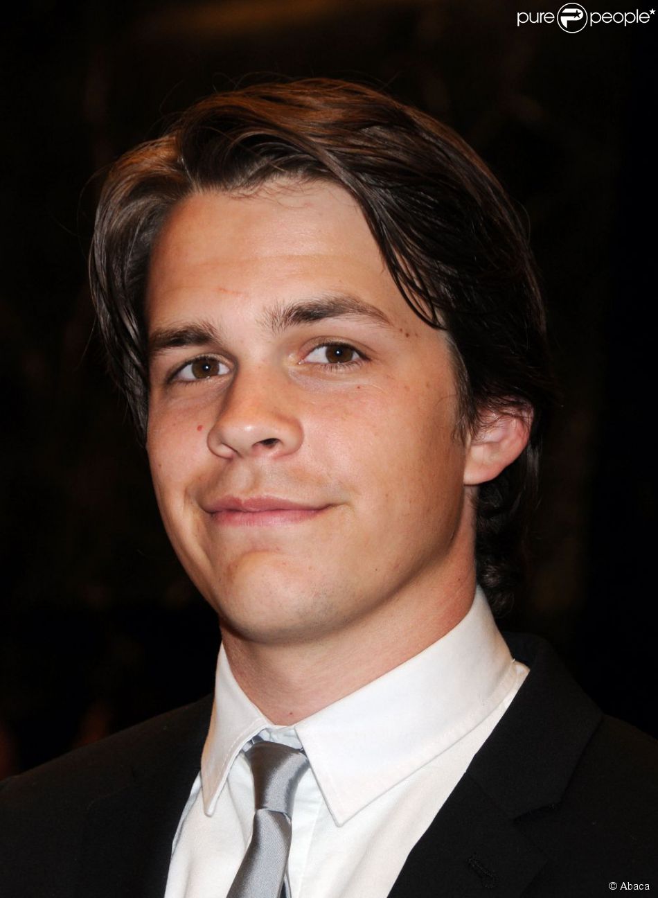 Johnny Simmons - Purepeople