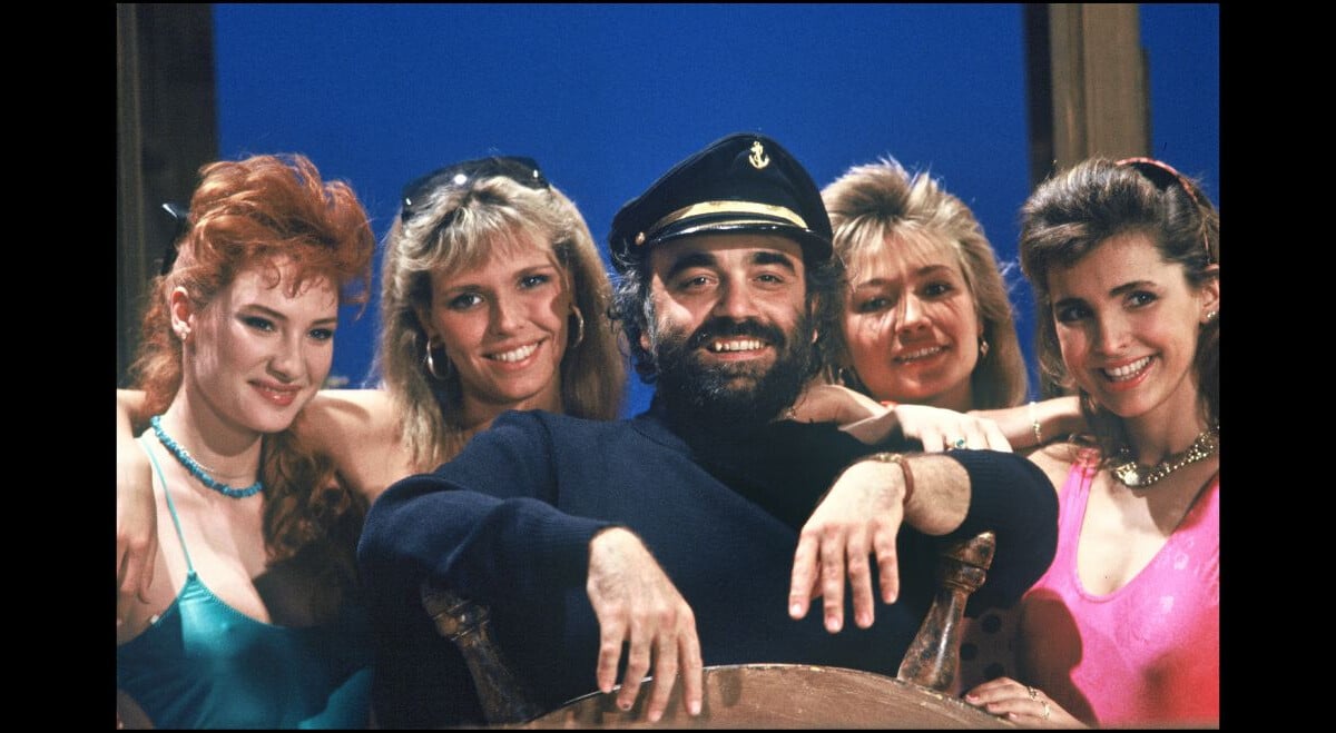 Photo : Demis Roussos et les Coco girls en 1986. - Purepeople