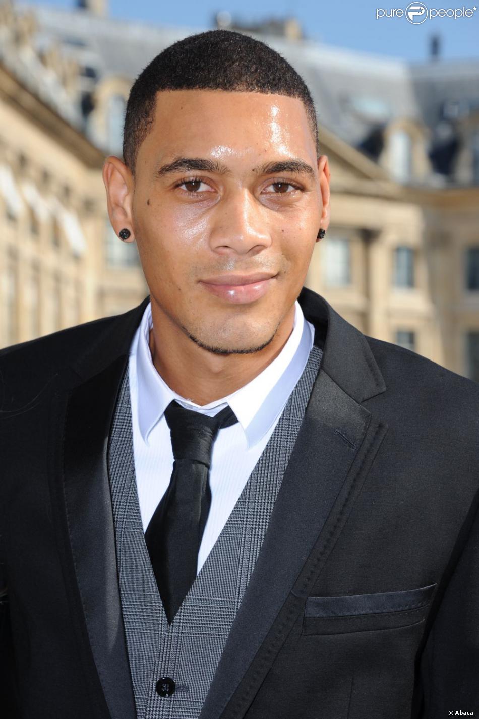 Le footballeur du PSG Guillaume Hoarau arrive au défilé Barbara Bui ...