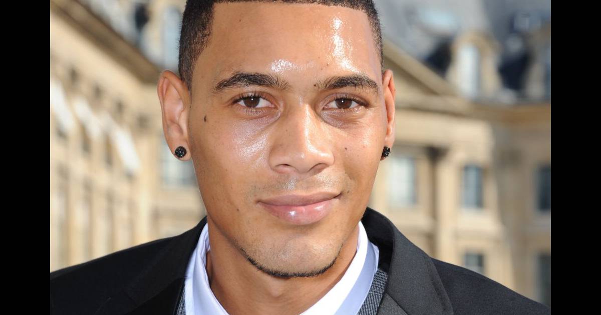 Le footballeur du PSG Guillaume Hoarau arrive au défilé Barbara Bui ...