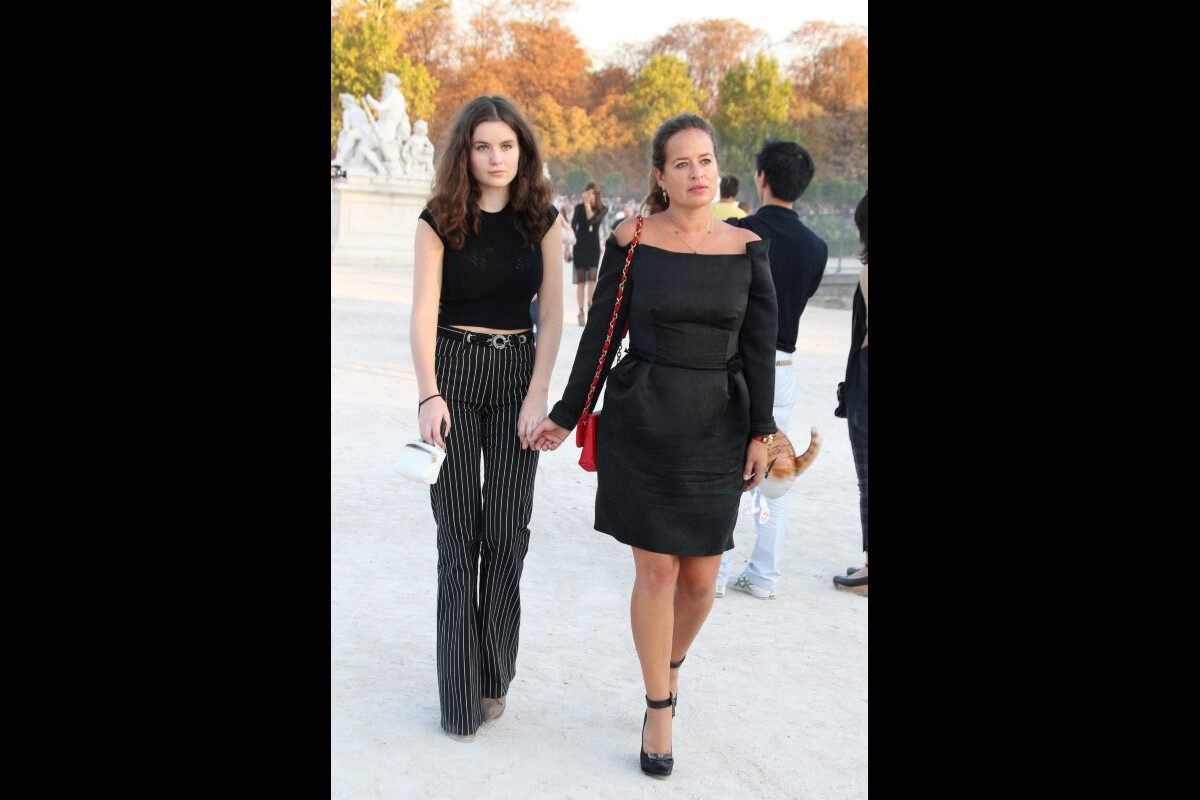 Photo : Jade Jagger et sa fille lors du défilé Lanvin à Paris le 30 ...