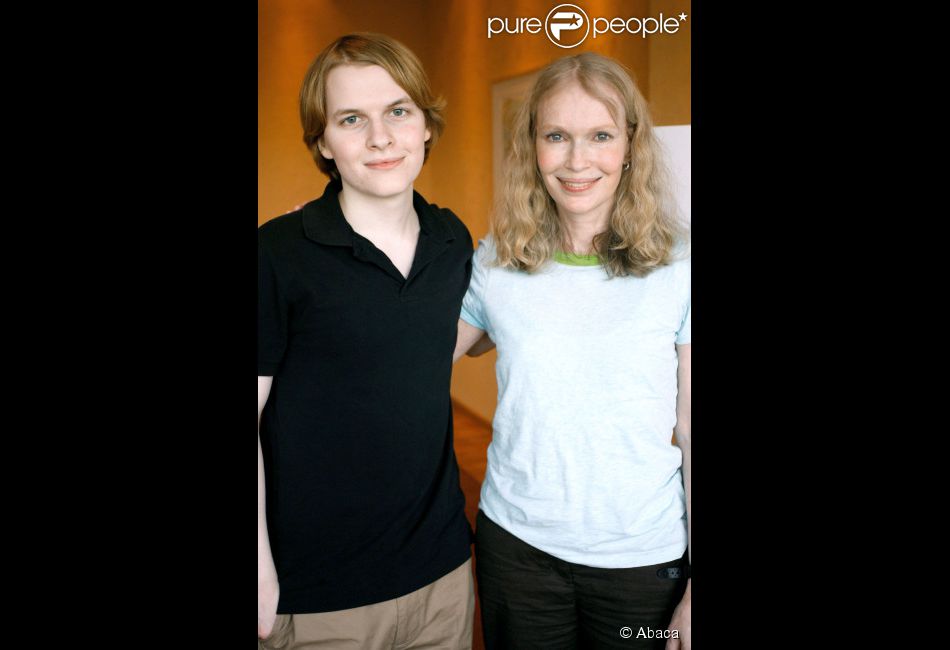 Mia Farrow Et Son Fils Ronan Le 19 Juin 2006 à Berlin Purepeople