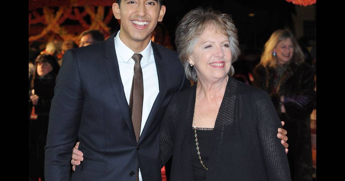 Dev Patel et Penelope Wilton posent lors de l'avant-première du film ... Dev Patel et Penelope Wilton posent lors de l'avant-première du film ...