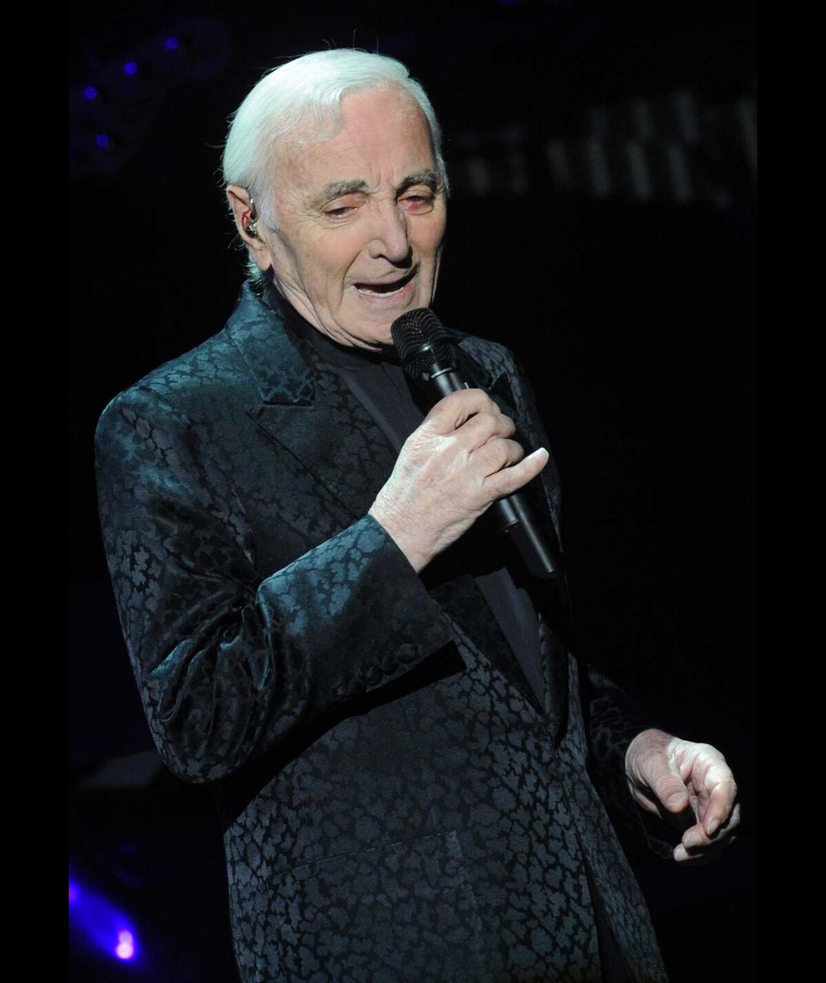 Photo : Charles Aznavour en concert à Moscou, le 12 décembre 2011 ...