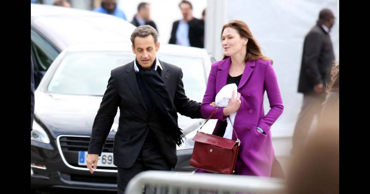 Carla Bruni et Nicolas Sarkozy place de la Concorde à Paris, dimanche 15 avril 2012. - Purepeople