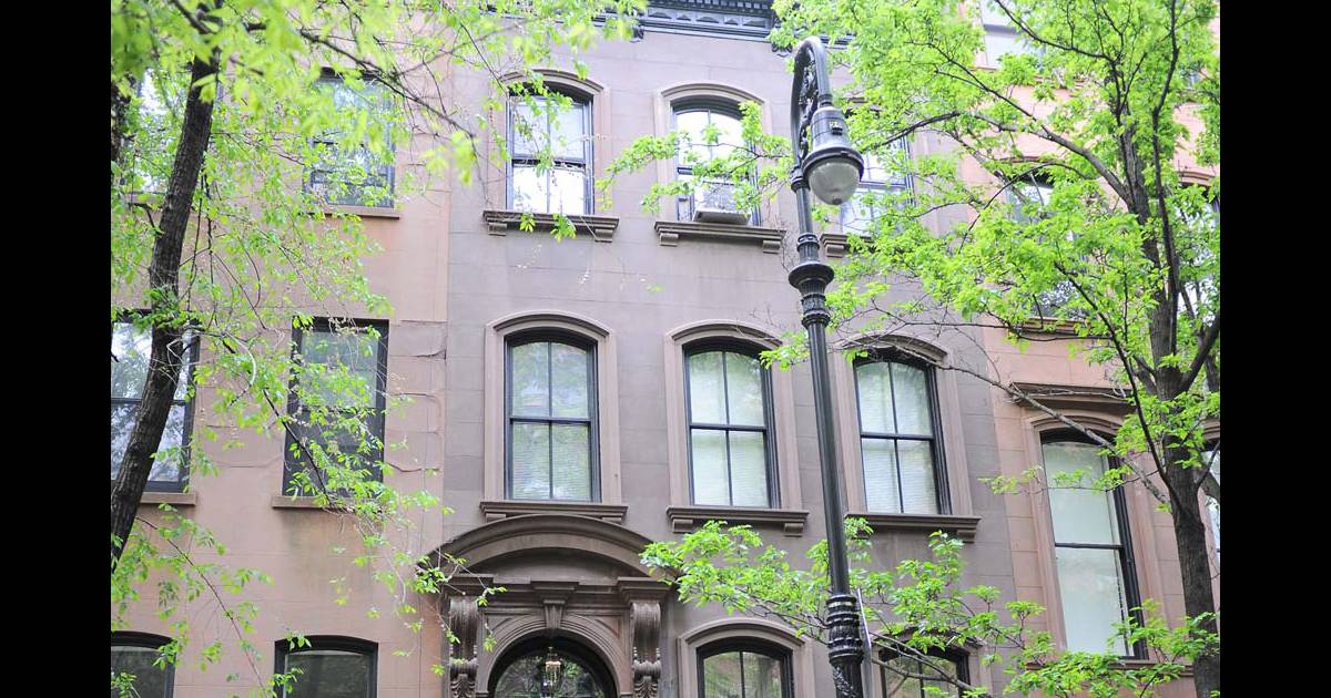 Le célèbre perron du 64 Perry Street à New York où était sensé se ...