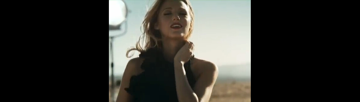 Photo : Blake Lively dans le désert, sublime et glamour dans le spot ...