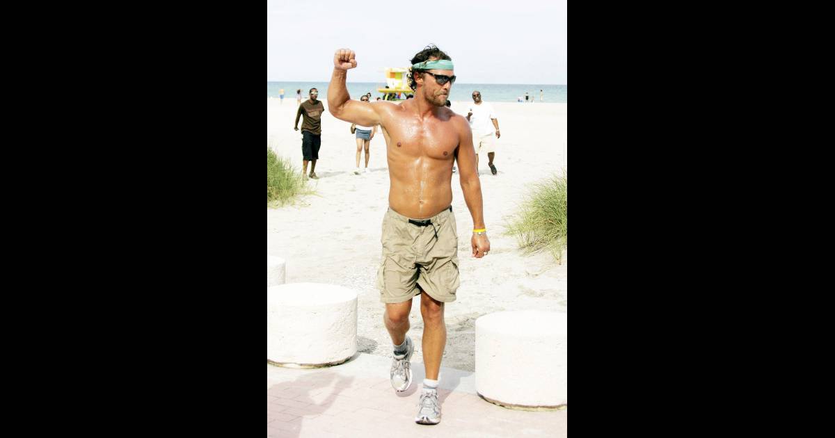Matthew McConaughey montre ses muscles en 2006 en Floride - Purepeople