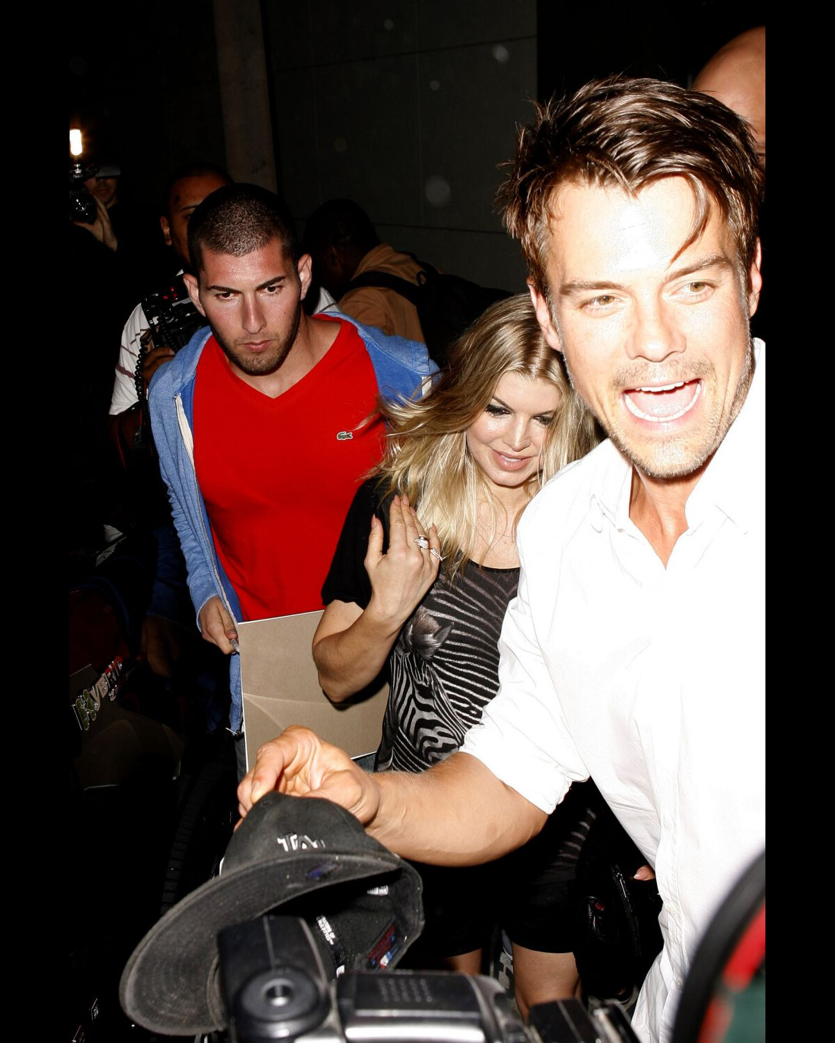 Photo : Fergie et Josh Duhamel ont du fendre une foule compacte de ...