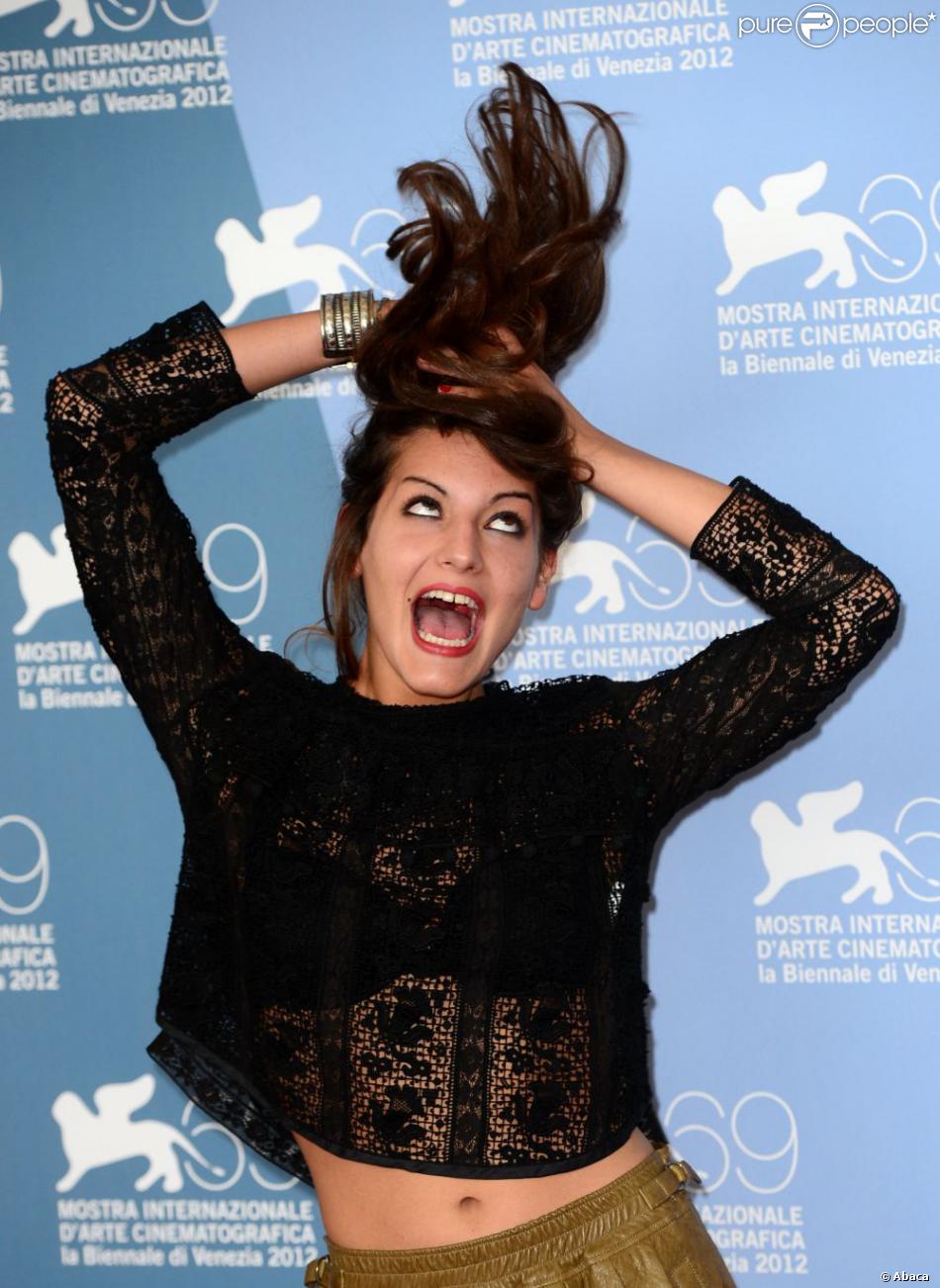 Carole Combes lors du photocall du film Après Mai lors de la 69e Mostra ...