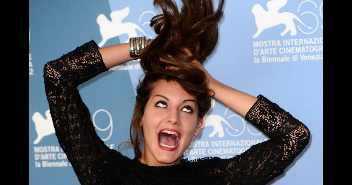 Carole Combes lors du photocall du film Après Mai lors de la 69e Mostra ...