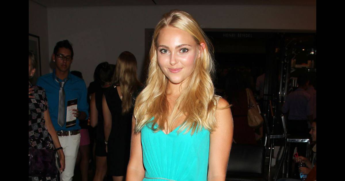 La jeune actrice AnnaSophia Robb célèbre la Vogue's Fashion Night Out ...