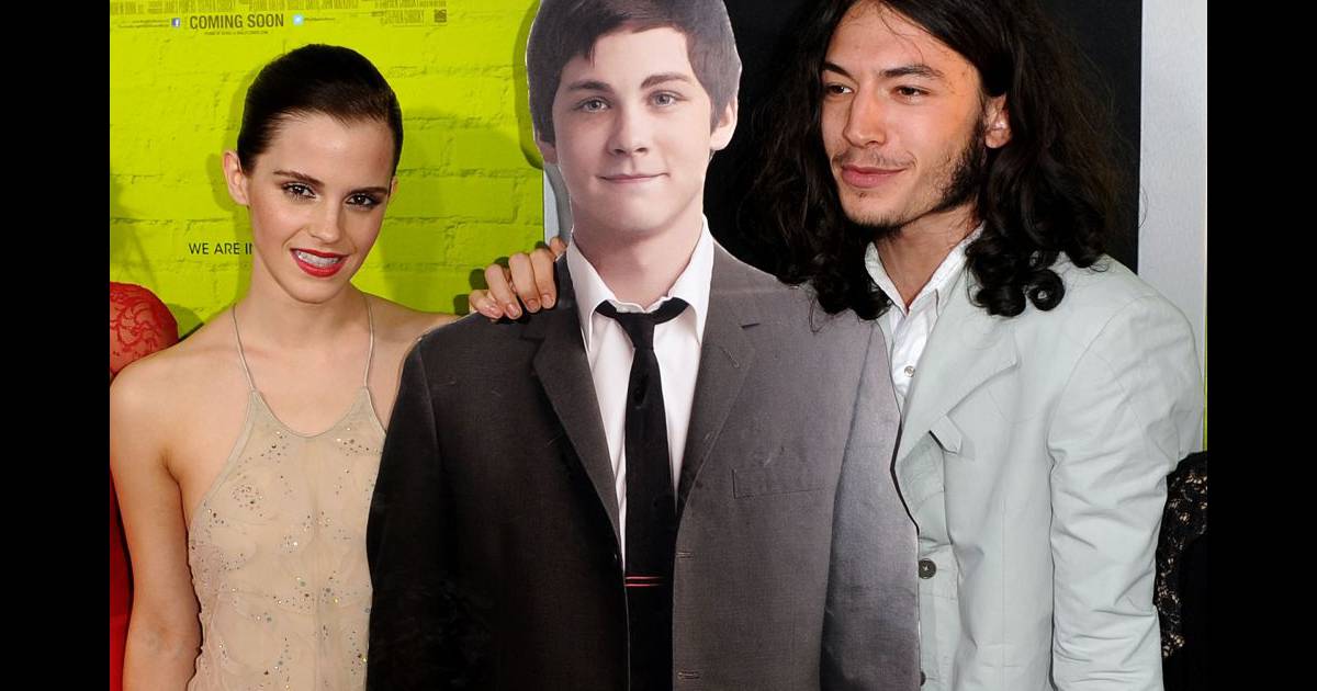 Emma Watson et Ezra Miller avec leur ami en carton Logan Lerman à la ...