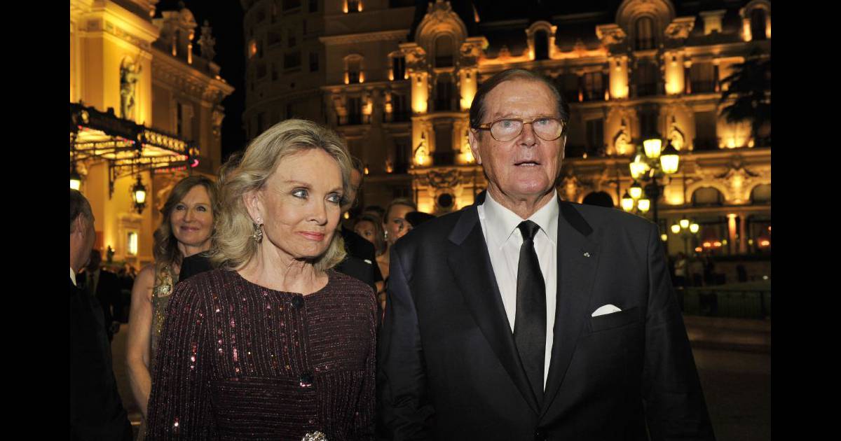 Sir Roger Moore et son épouse, élégants à l'occasion de la soirée de ...