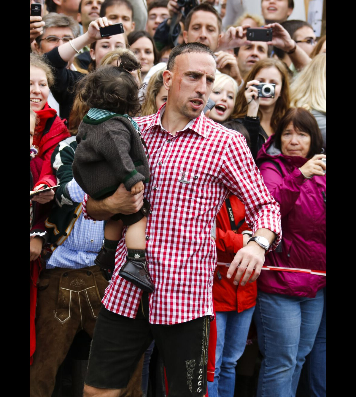 Vidéo : Franck Ribery avec son fils Seif el Islam, le 7 octobre 2012 ...