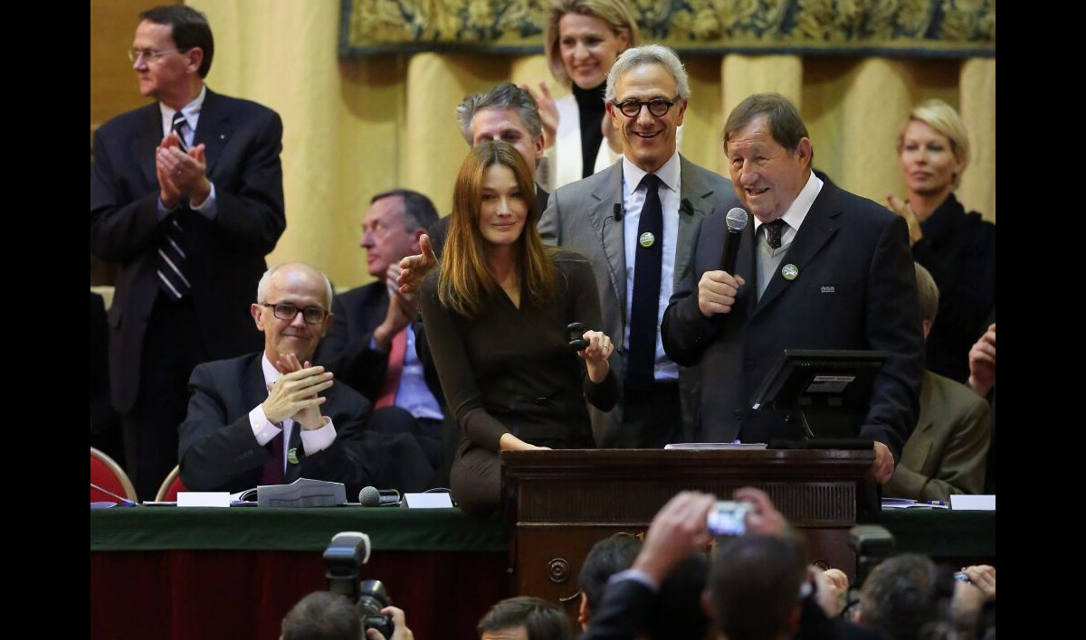 Photo : Carla Bruni-Sarkozy préside la vente de vin des Hospices de ...