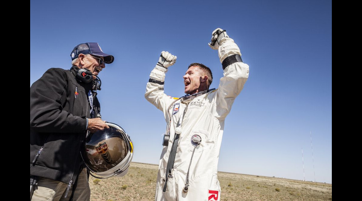 Photo : Felix Baumgartner après son incroyable record en chute libre ...