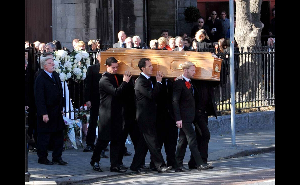 Vidéo : Obsèques de Stephen Gately le 17 octobre 2009 à Dublin ...