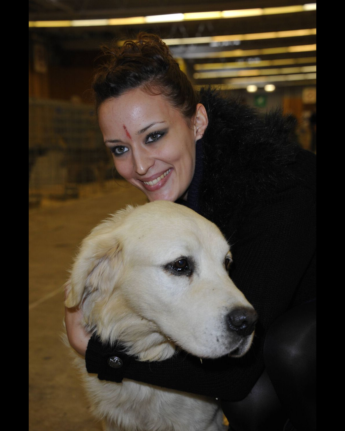 Photo : Kelly Bochenko avec un chien en novembre 2011 à Paris - Purepeople
