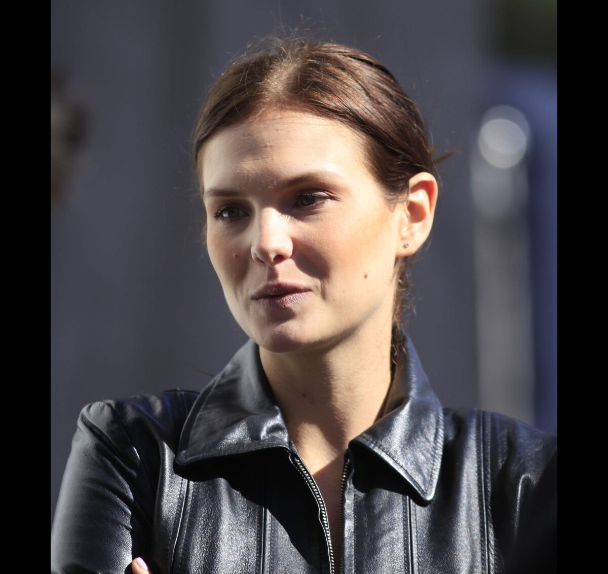 Photo : Cassandra Jean va rendre visite à son mari Stephen Amell sur le ...