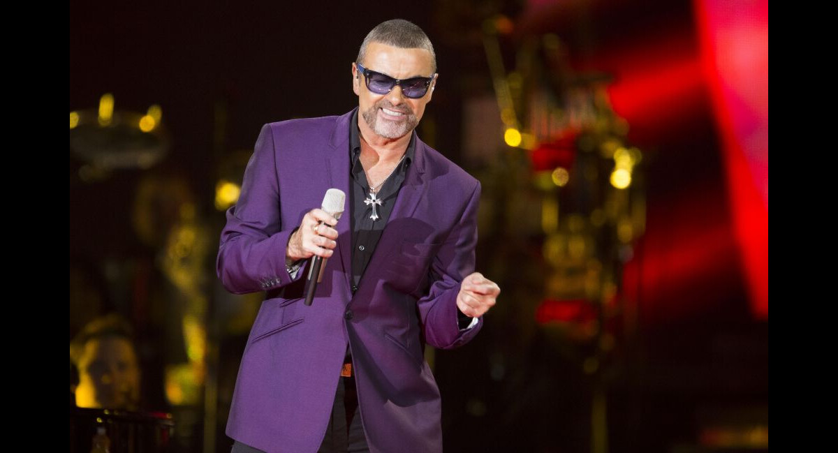 Photo : George Michael sur scène à Cardiff dans le cadre du Symphonica ...