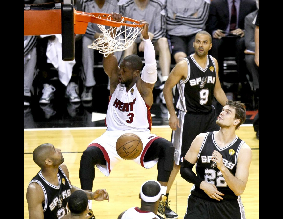 Photo : Dwyane Wade écrase un dunk sous l'oeil de Tony Parker lors du ...