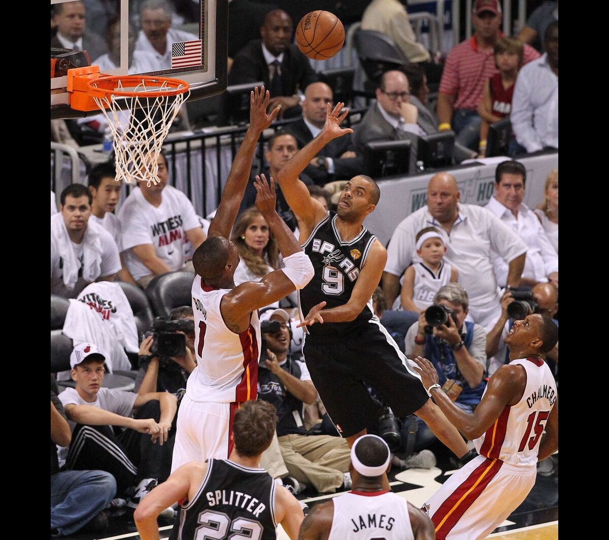 Photo : Tony Parker à la lutte avec Chris Bosh lors du premier match de ...
