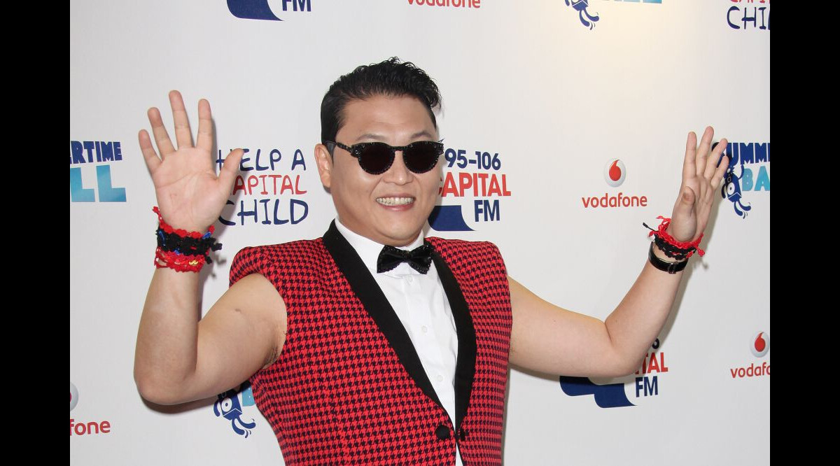 Photo : Psy pose avant le concert Summertime Ball organisé par Capital ...