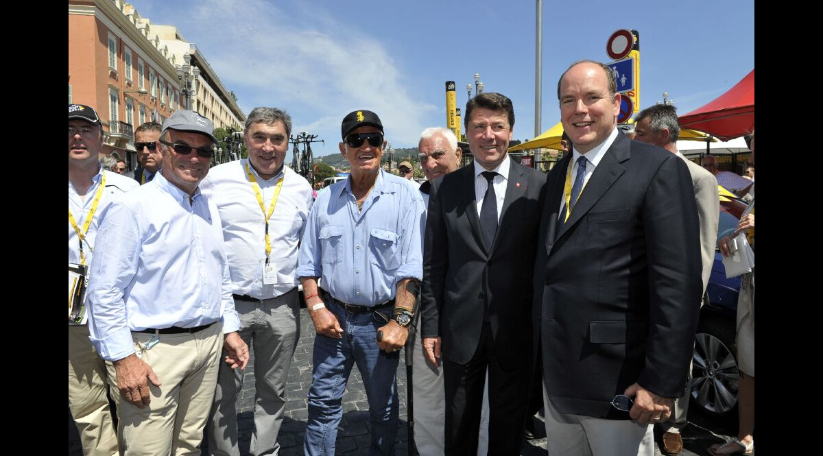 Photo : Bernard Hinault, Eddy Merckx, Jean-Paul Belmondo, Christian ...