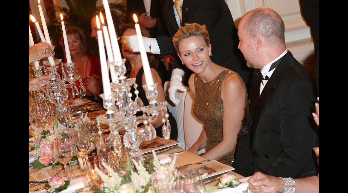 Photo : La princesse Charlene de Monaco en conversation avec le ...